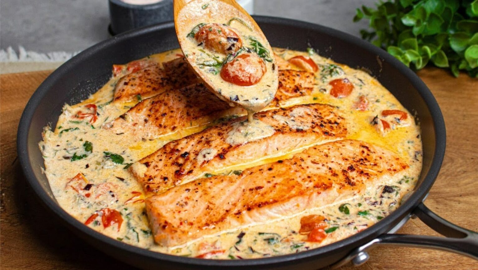 Recette Saumon toscan crémeux à l’ail avec épinards et tomates séchées ...